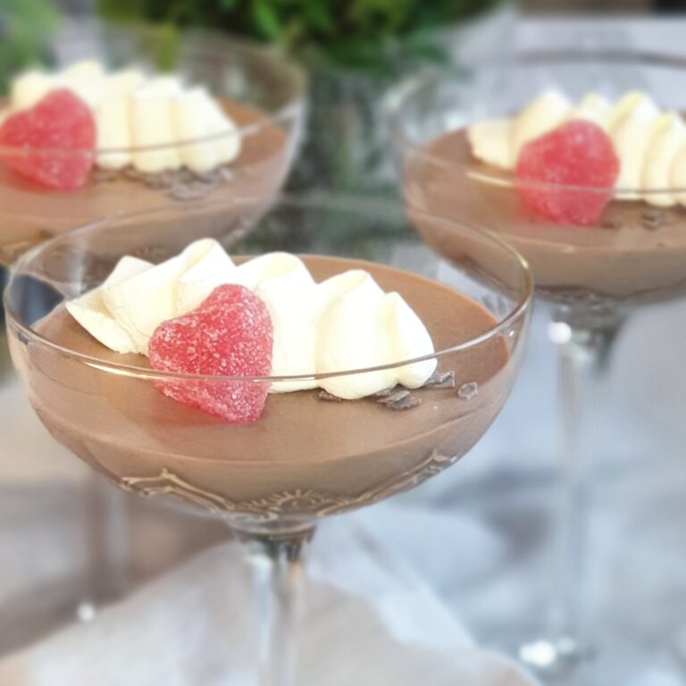 Chokladmousse med vispgrädde – FANNIES FIKA