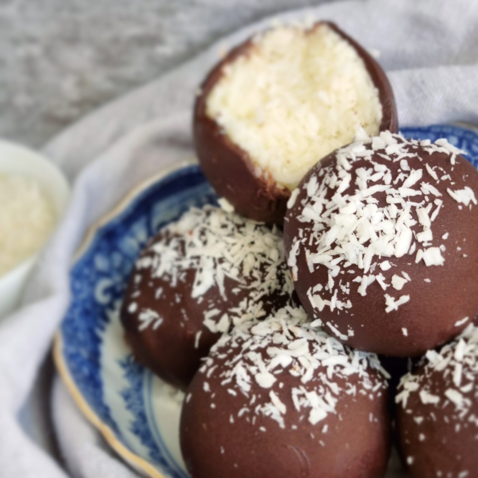 Browniebitar med salt kola och frasiga kringlor – FANNIES FIKA