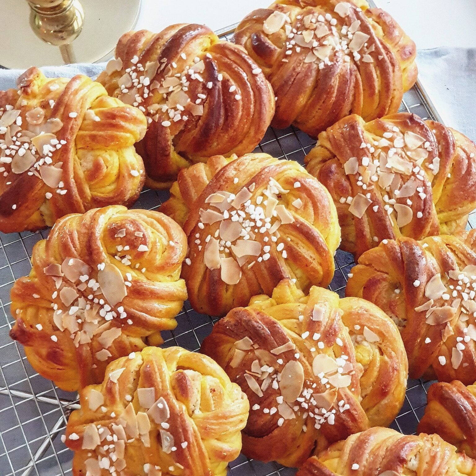 Kardemummabullar med vaniljkräm – FANNIES FIKA