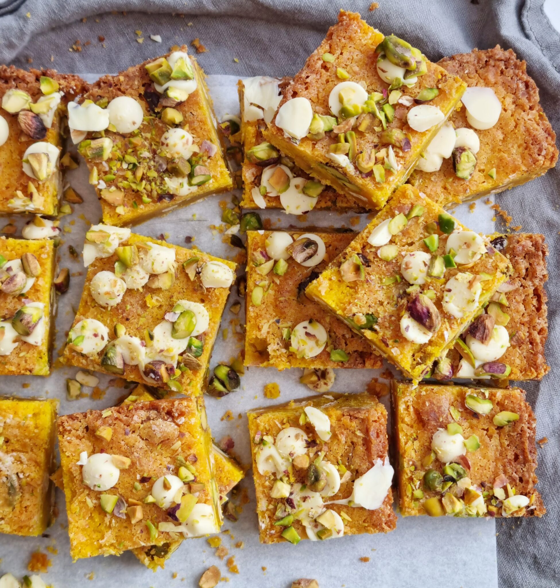 Saffransrutor med vit choklad & pistage – FANNIES FIKA