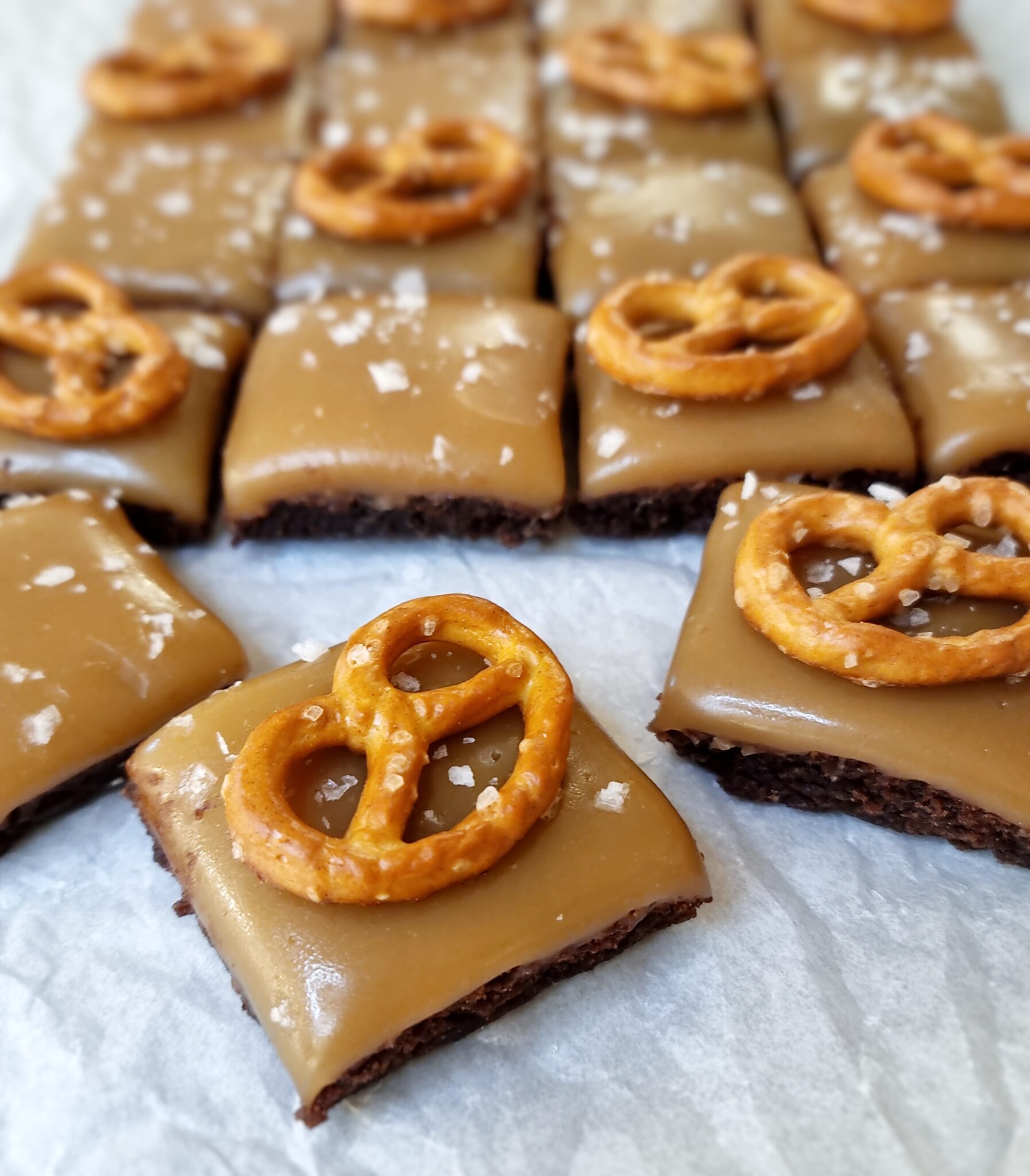 Browniebitar med salt kola och frasiga kringlor – FANNIES FIKA