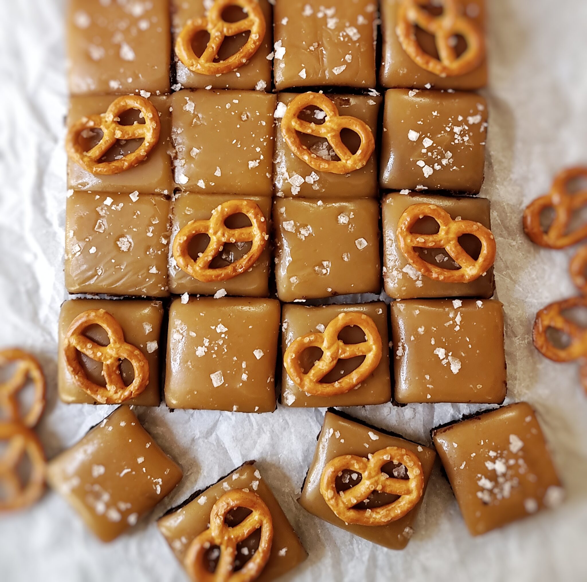 Browniebitar med salt kola och frasiga kringlor – FANNIES FIKA